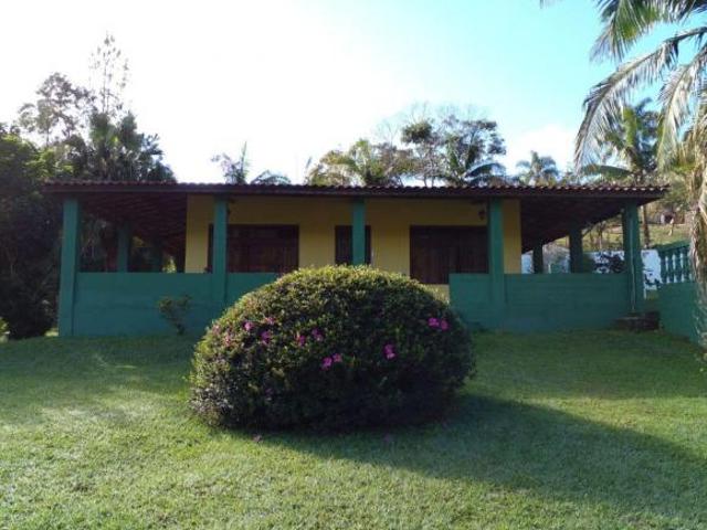 Chácara com bela piscina próximo a Juquitiba