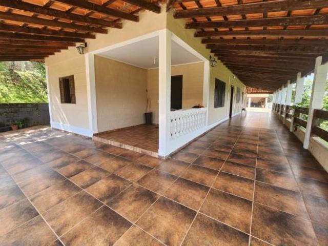 Chácara com belos lagos em Biritiba Mirim