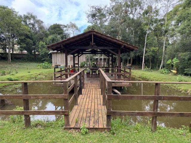 Chácara com casa ampla e lago em Piraquara