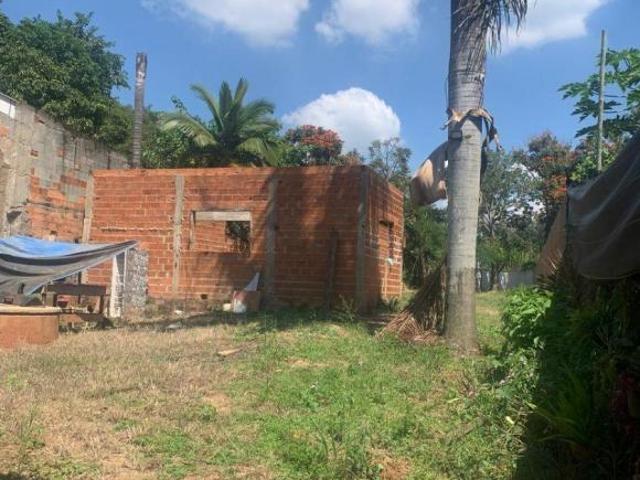 Chácara com córrego no fundo frente asfalto