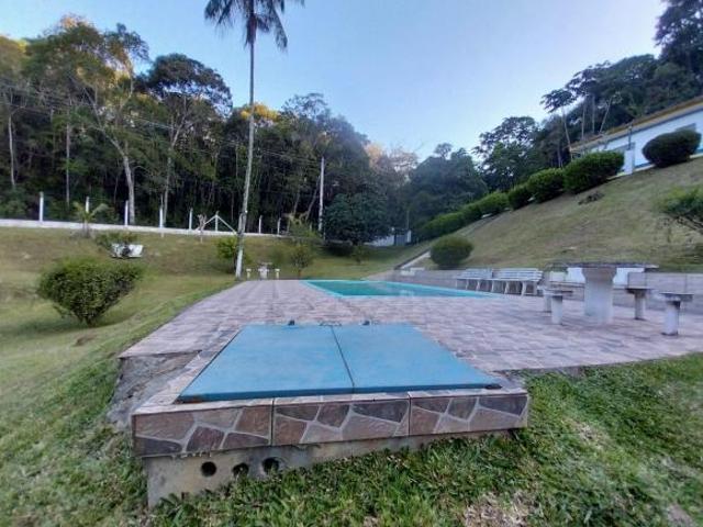 Chácara com duas casa e piscina