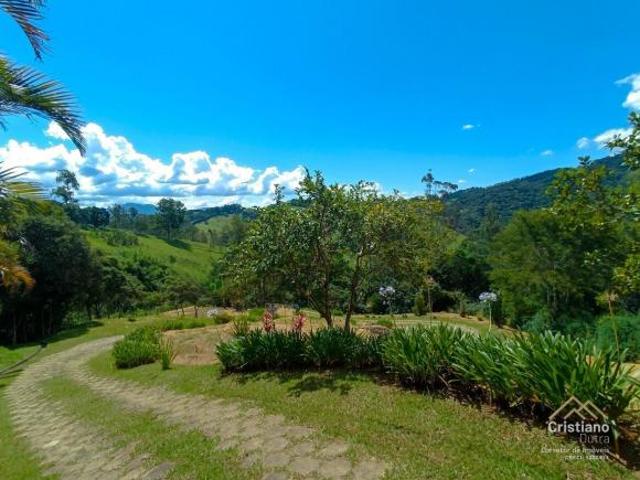Chácara com Duas Casas, Lago e Panorama Aberto da Serra da Mantiqueira