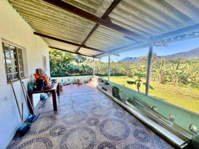 chácara com espaço para piscina e jardim em Peruíbe