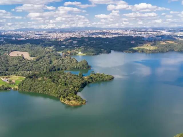Chácara com frente para a represa do Passaúna
