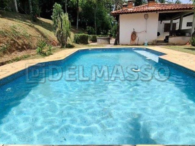 Chácara com lago e muito verde