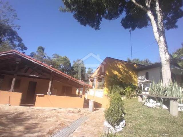 Chácara com lago e piscina