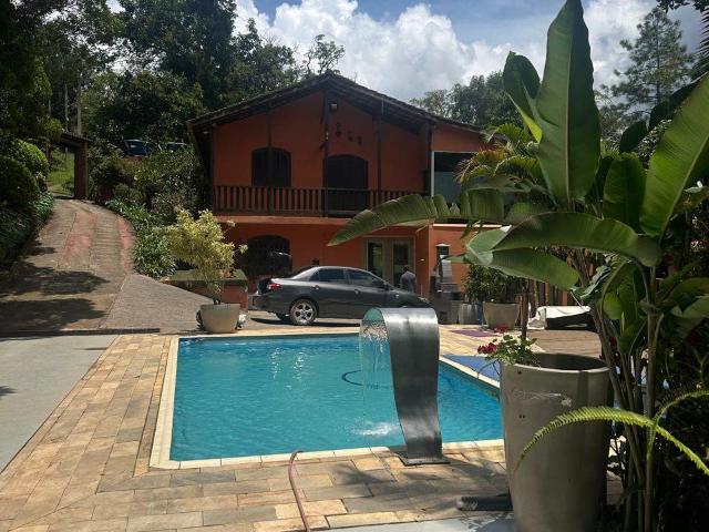 Chácara com lago e Piscina