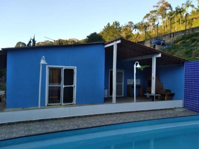 Chácara com lago e piscina em Juquitiba