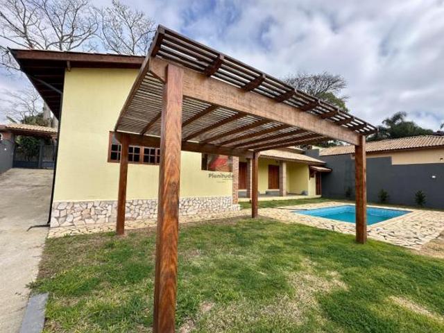 Chácara com Lago em Condomínio Fechado antes do Centro de Ibiúna Oportunidade !