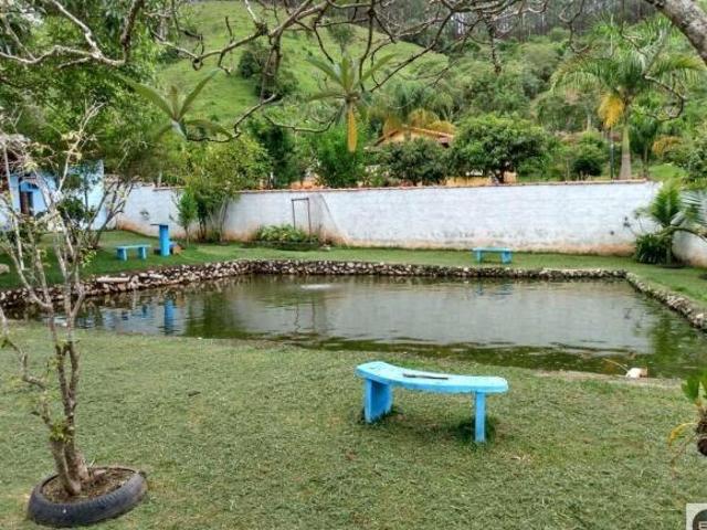 Chácara com lago em Jambeiro