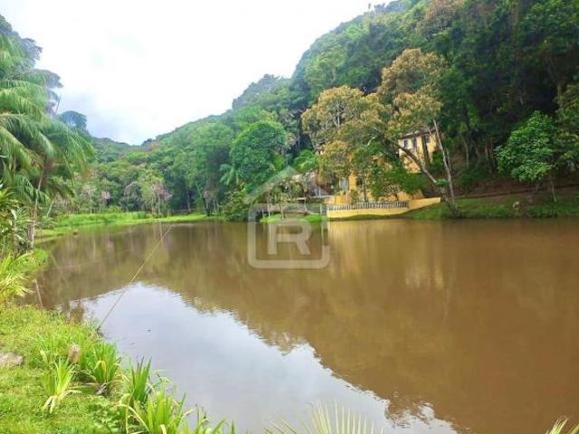 Chácara com lago piscoso
