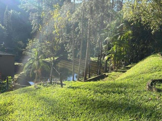 Chácara com lindo lago em Juquitiba