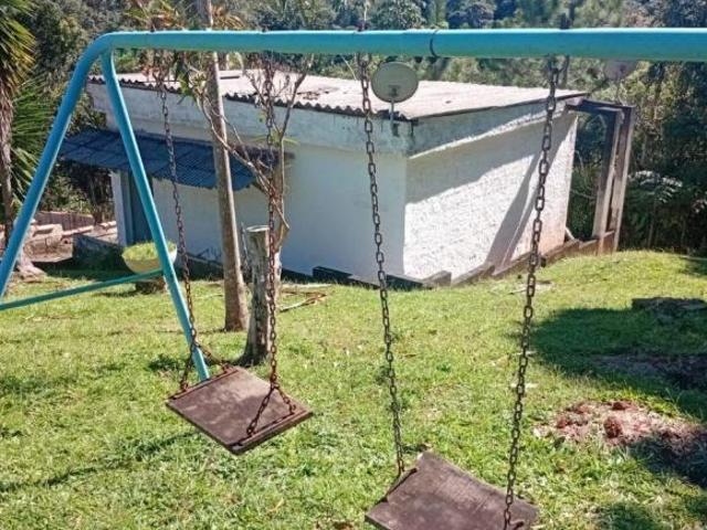 Chacara com piscina na beira da represa