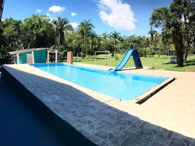 Chácara com piscina e 3 quartos em Peruíbe
