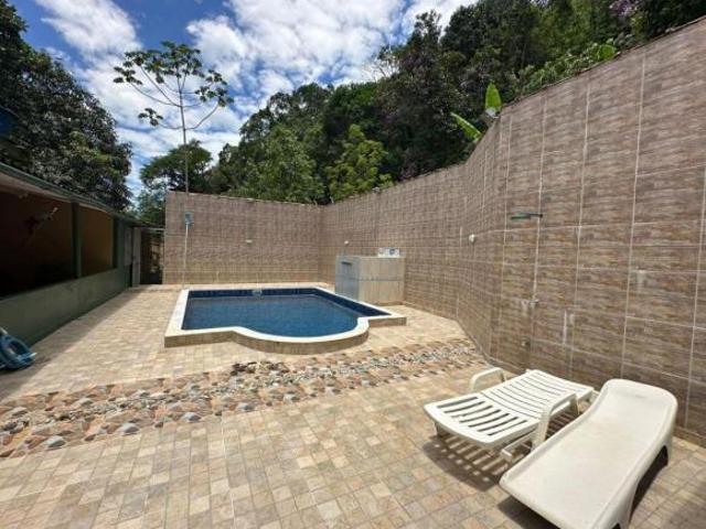Chácara com piscina e 3 quartos em Peruíbe