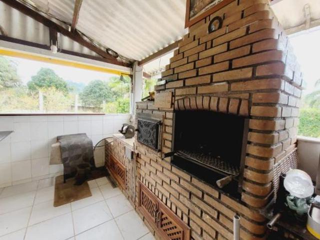 Chácara com piscina e 4 quartos em Peruíbe