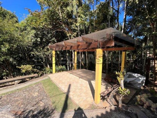 Chácara com piscina e deck em condomínio!