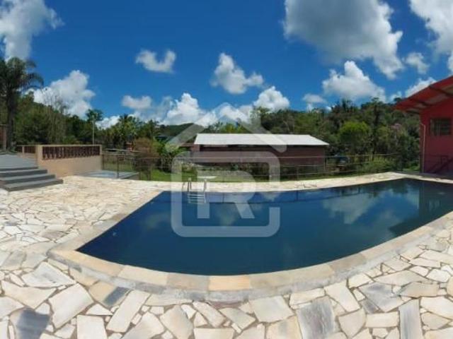 Chácara com piscina e lago