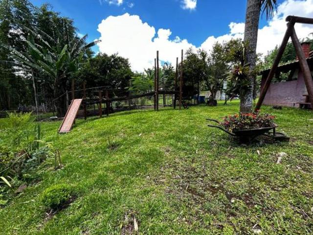 Chácara com piscina e lago em Juquitiba