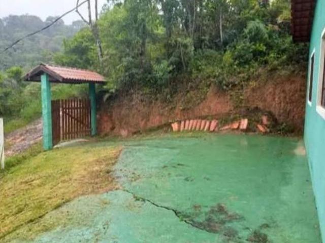 Chácara com piscina próximo a Juquitiba