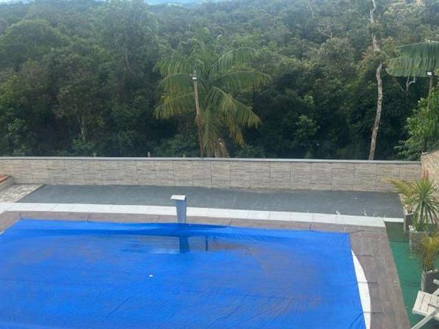 Chácara com piscina próximo a rodovia em Juquitiba