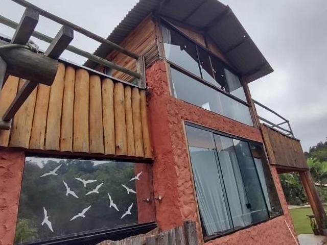 Chácara com riacho vista para montanhas