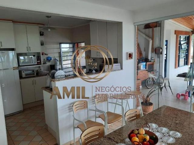 Chácara com sobrado / 03 dormitórios com 1 suiíte / Vila São Geraldo / 9900 m² de terreno / 580 m² d