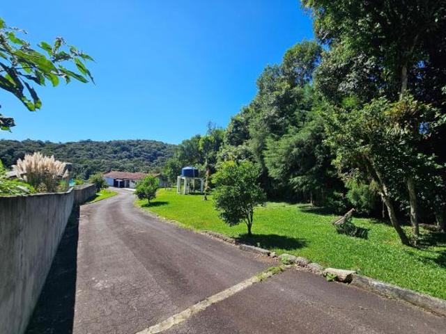 Chácara completa com 46.146 m, lagos, piscina e salão de festas ideal para moradia ou eventos