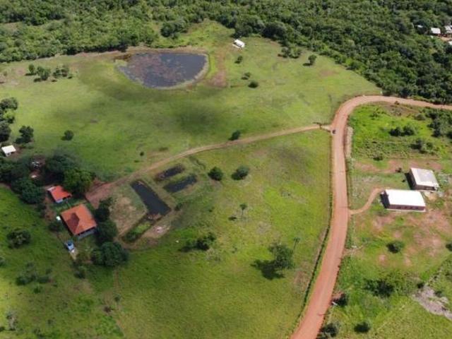 CHÁCARA COMPLETA, COM 4 CASAS, RIACHO COM ÁGUA CORRENTE CRISTALINA E 4 TANQUES DE PEIXES