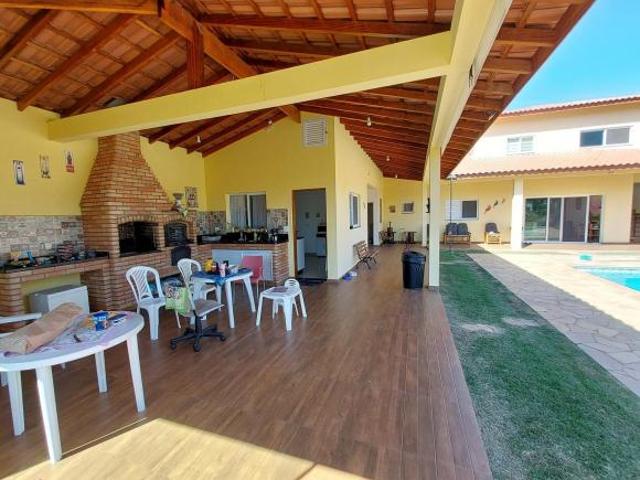 Chácara completa com 350m² no Condomínio 3 Lagos Mairinque