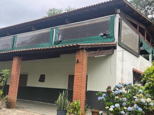 Chácara completa em Arujá, ótima localização, lazer e conforto. Excelente investimento!