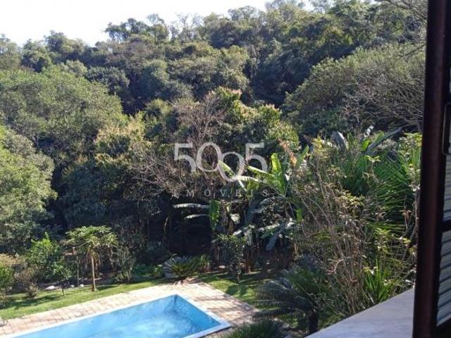 Chácara completa em condomínio fechado com 2.520m² de terreno