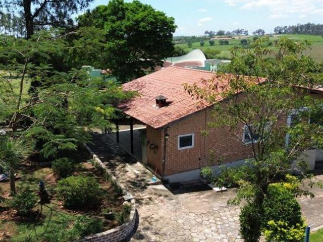 Chácara condominio Estancia das Colinas com 5000 m², casa ampla