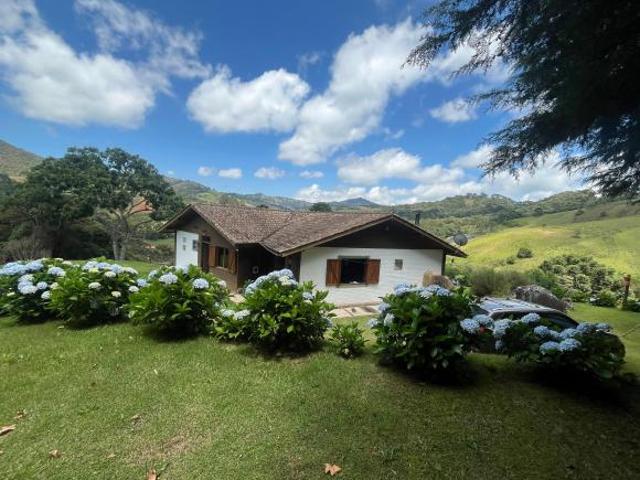 CHÁCARA CONSOLIDADA EM GONÇALVES MG, REUNINDO EM 24.000M2, UMA CASA SEDE, 4 CHALÉS E LINDA VISTA