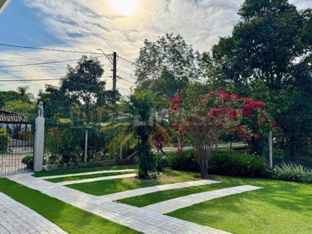 Chácara de Alto Padrão ao Lado dos Lagos 4 Suítes | Piscina Aquecida | Terreno Plano!