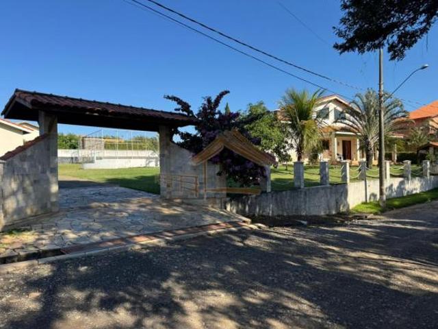 Chácara de alto padrão com 2.300 m² de terreno em Porangaba SP, condomínio fechado