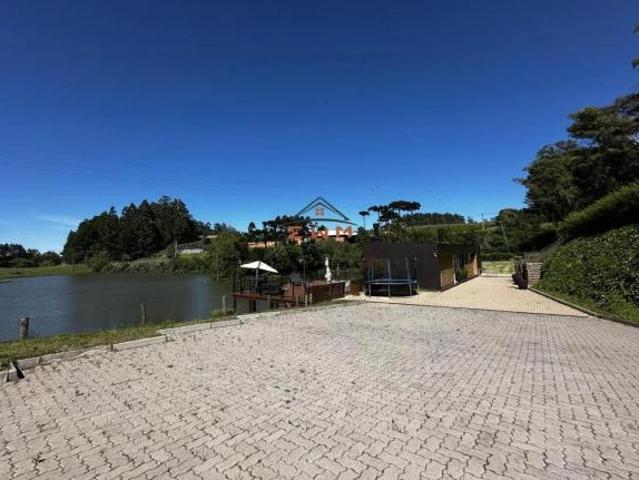 Chácara de Alto Padrão com Piscina e VistaPanorâmica e lago em Farroupilha Venda