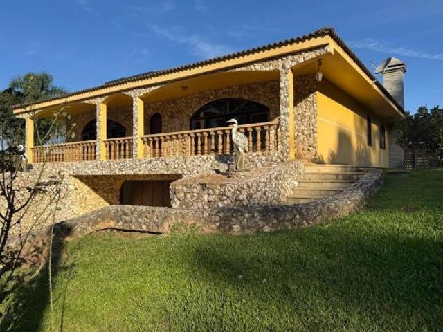 Chácara de Alto Padrão em Colombo com Casa Colonial, Lazer Completo e Amplo Terreno