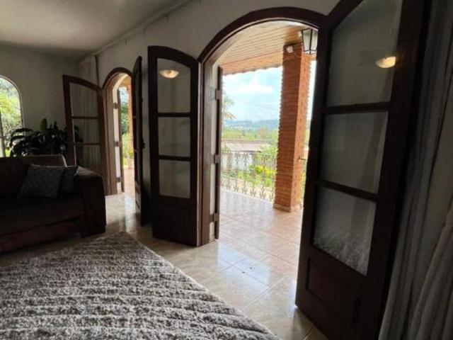 Chácara de Luxo à Venda em Bragança Paulista SP, Bairro Guaripocaba dos Souzas: 5 Quartos, 2 Suítes