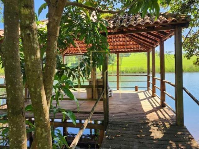 Chácara de luxo em condomínio: 4 quartos, 3 suítes, 220m² na Área Rural de Uberlândia MG. Venha conf