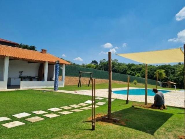 Chácara de luxo em condomínio: 4 quartos, 3 suítes, 5 banheiros e 288m² em Araçoiaba da Serra SP