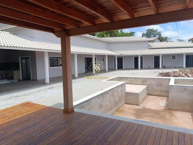 Chácara de luxo em condomínio: 4 quartos, 2 suítes, 2 salas e 400m² em Dona Catarina, Mairinque SP