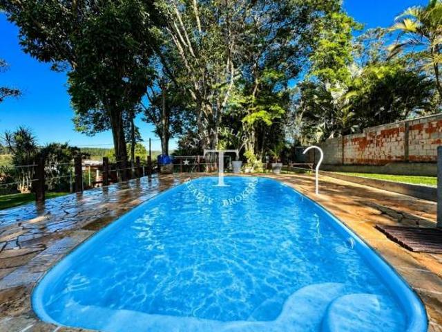 Chácara de 1000m² com 2 quartos, suíte, área integrada, piscina e vista incrível em bairro seguro de