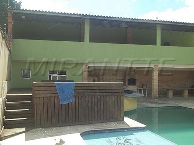Chácara de 1327m² com 6 quartos
