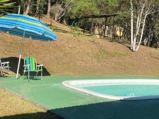 Chácara de 28 mil metros com piscina e lago em Juquitiba