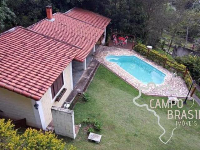 Chácara de 2.000m² em condomínio fechado! Casa com suíte master e piscina!