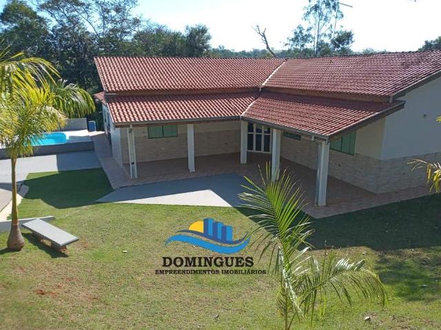 Chácara de 3 dormitórios com piscina
