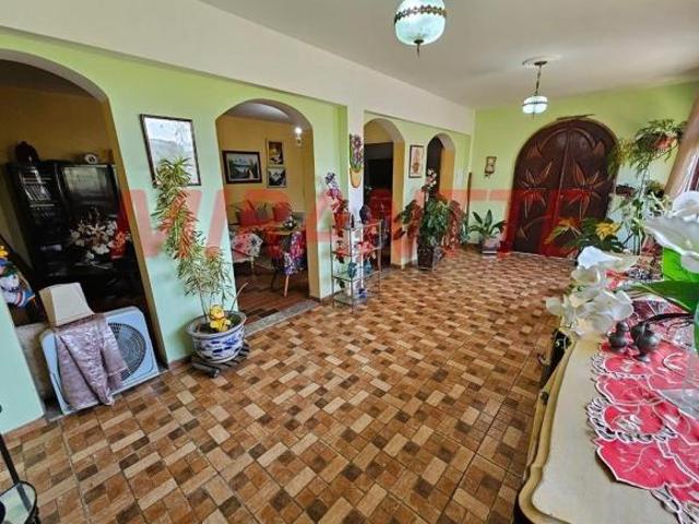 Chácara de 461m² com 4 quartos
