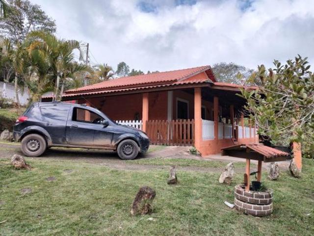 CHÁCARA DENTRO DA CIDADE E COM LAGO BONITO