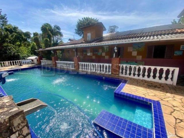 Chácara dentro de condomínio com piscina de alvenaria!